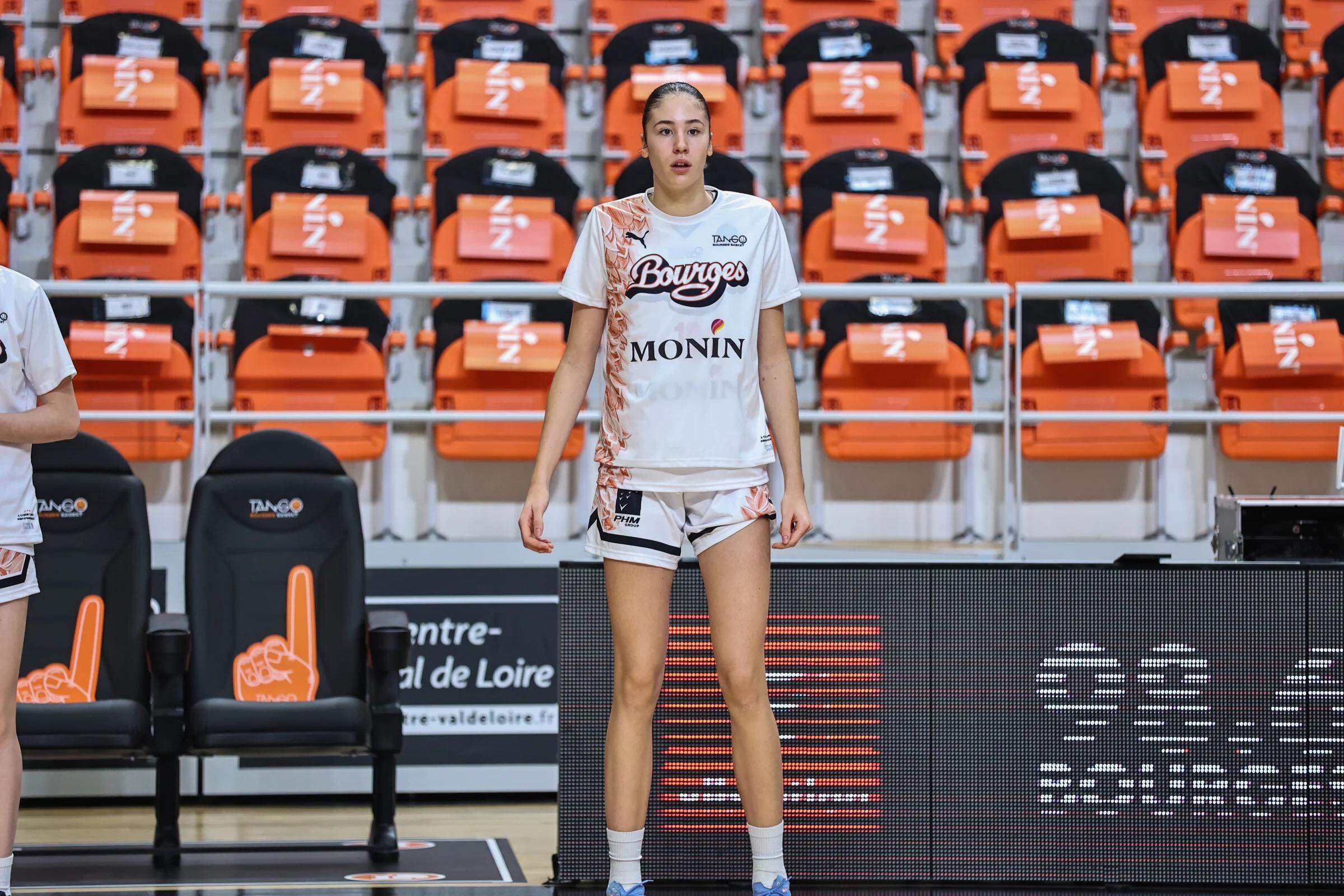 How tall is new Gamecock Alicia Tournebize? Dawn Staley settles it