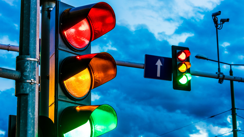 Here's why a simple Fresnel lens makes traffic lights safer