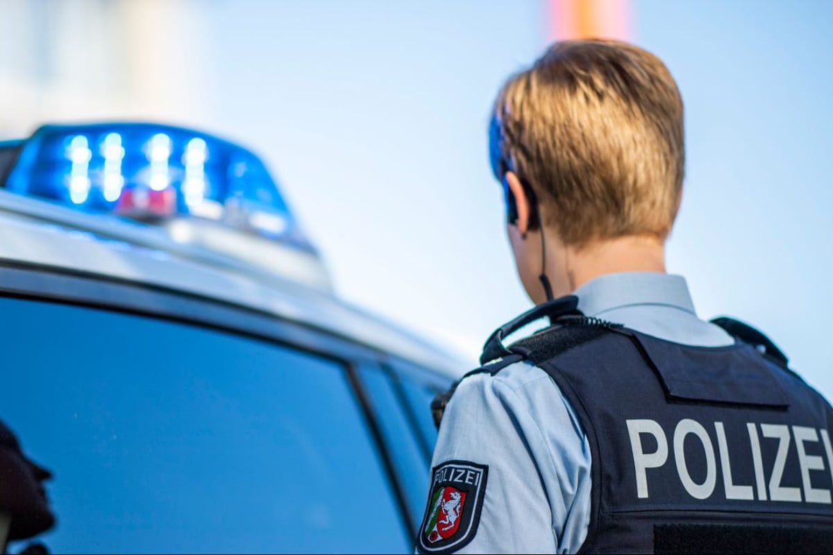 Unfall im Einsatz: Streifenwagen erfasst Radler, Fahrer schwer verletzt ...