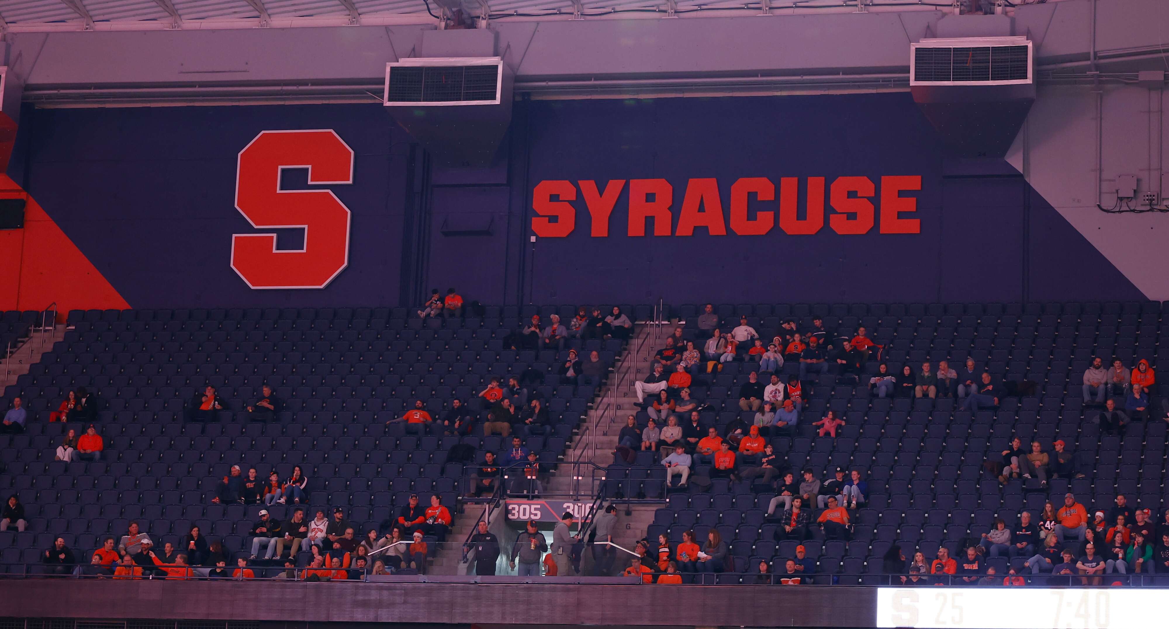 What was attendance for Syracuse basketball vs. Stonehill?