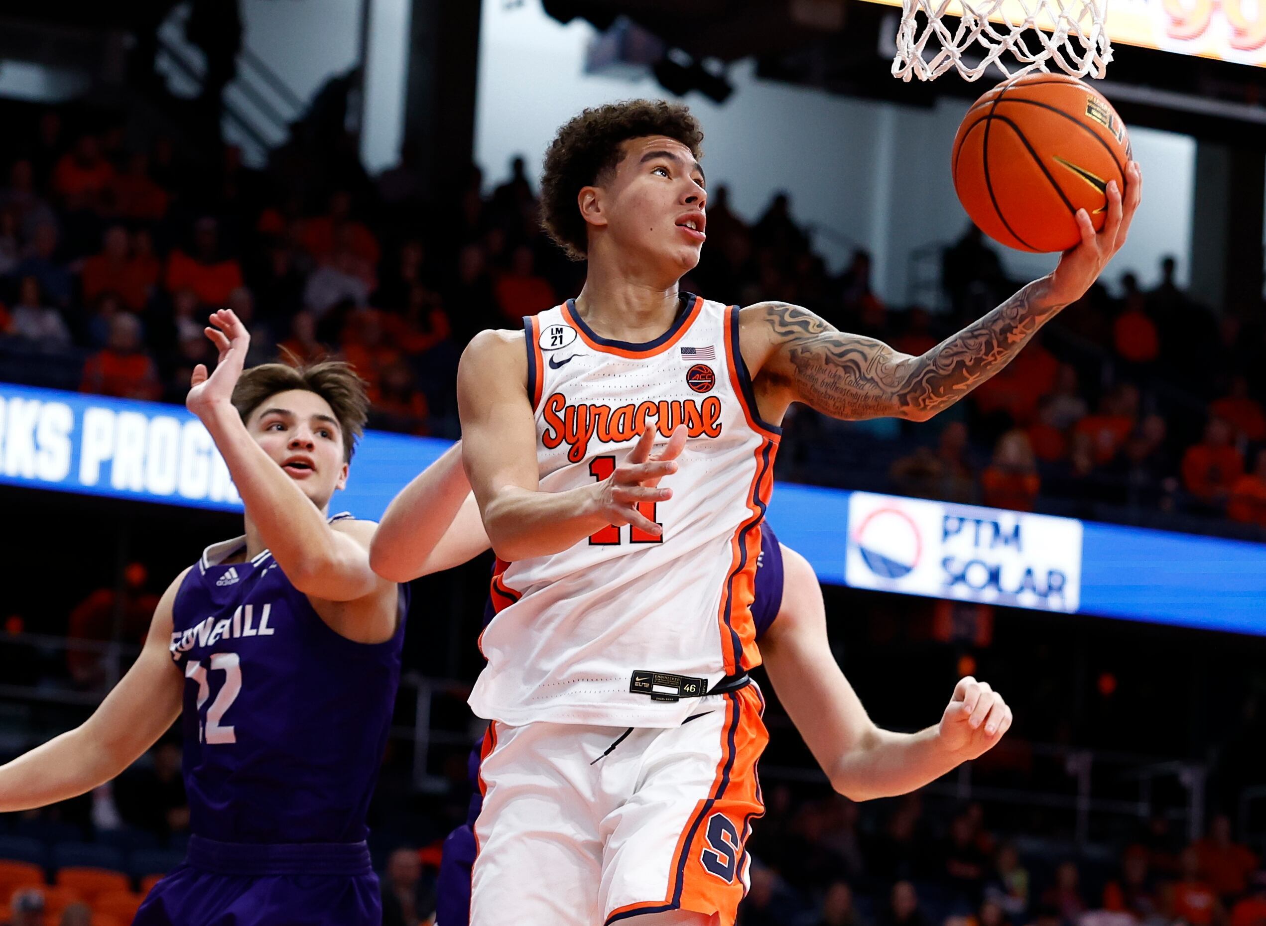 What was attendance for Syracuse basketball vs. Stonehill?