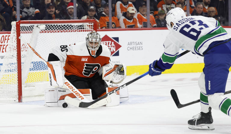 Flyers pull away from the Canucks, 5-2, with four third-period goals