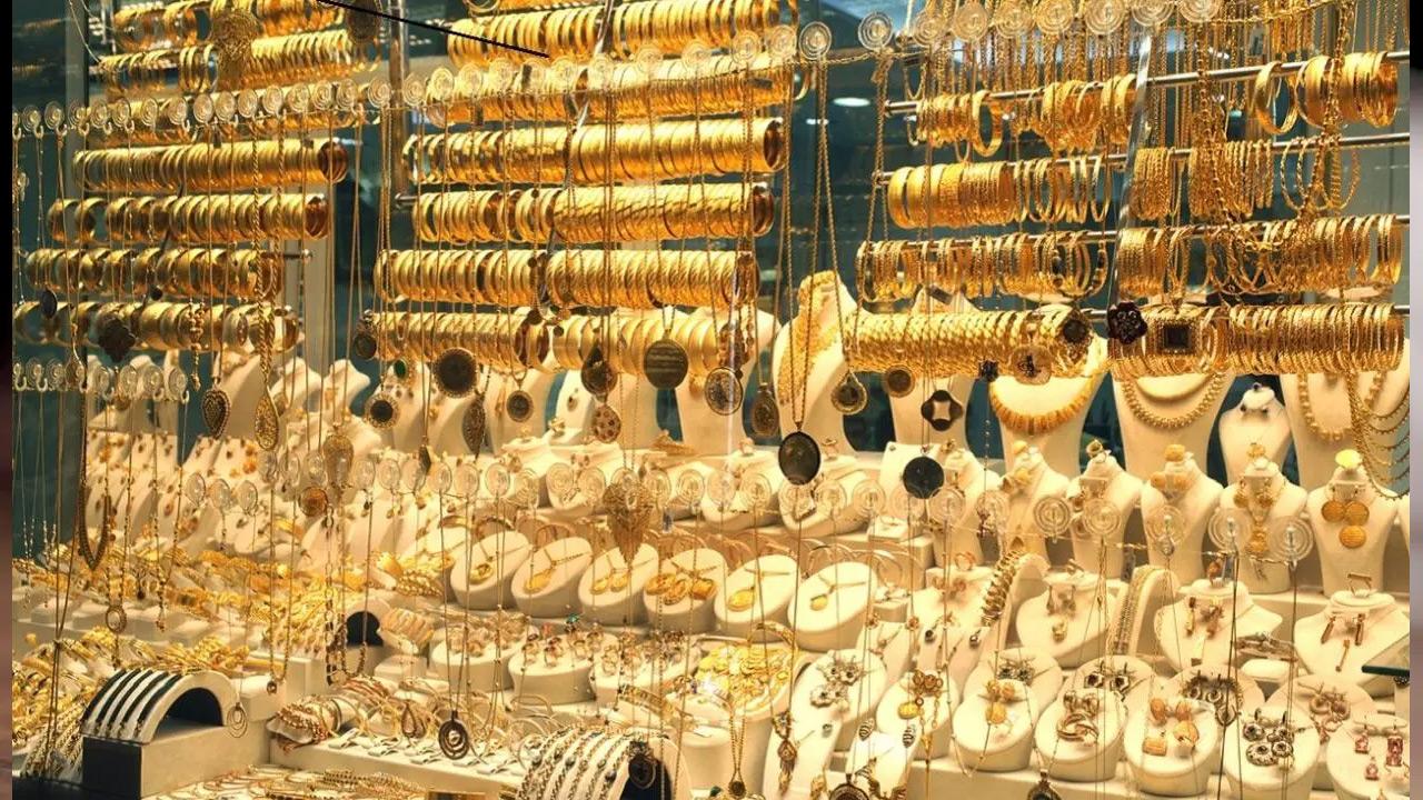 Armed robbery at Seawoods jewellery store as men in burqas loot gold at ...
