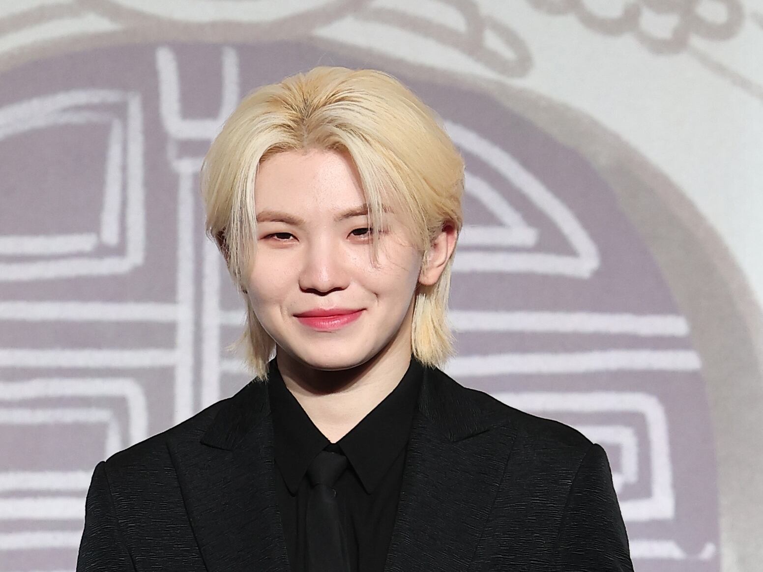 Army Officer Requests Trainee Idol Book Wedding Singer