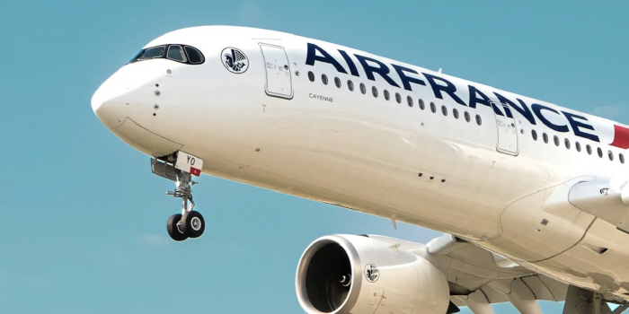 Airplane Engine Explosion Drops Down, Passengers Prepared for Crash ...