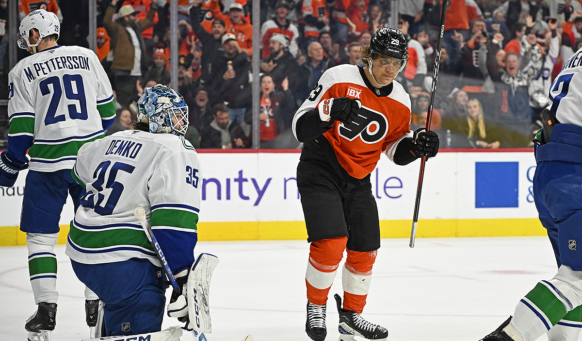 Flyers move into second place behind lopsided win over Canucks