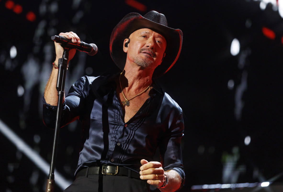 Tim McGraw's 'Absolutely divine' Christmas photo has fans fawning over ...