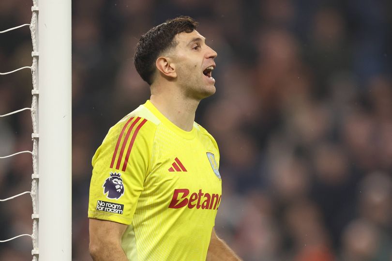 Aston Villa latest: Emi Martinez's Man Utd gesture and Harvey Elliott's ...