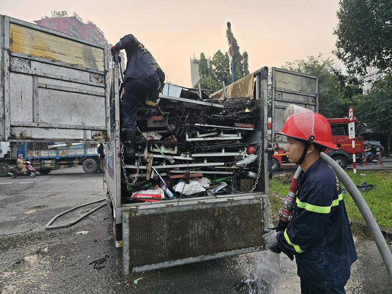 Quick-thinking driver rushes flaming battery truck to fire station in HCMC
