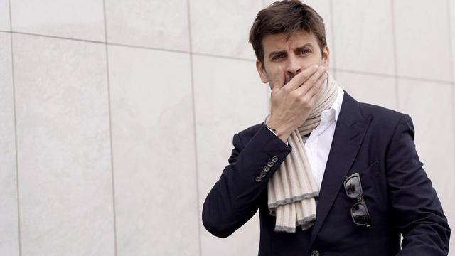 Piqué, al árbitro del Andorra-Deportivo, mientras era sujetado: "Qué ...