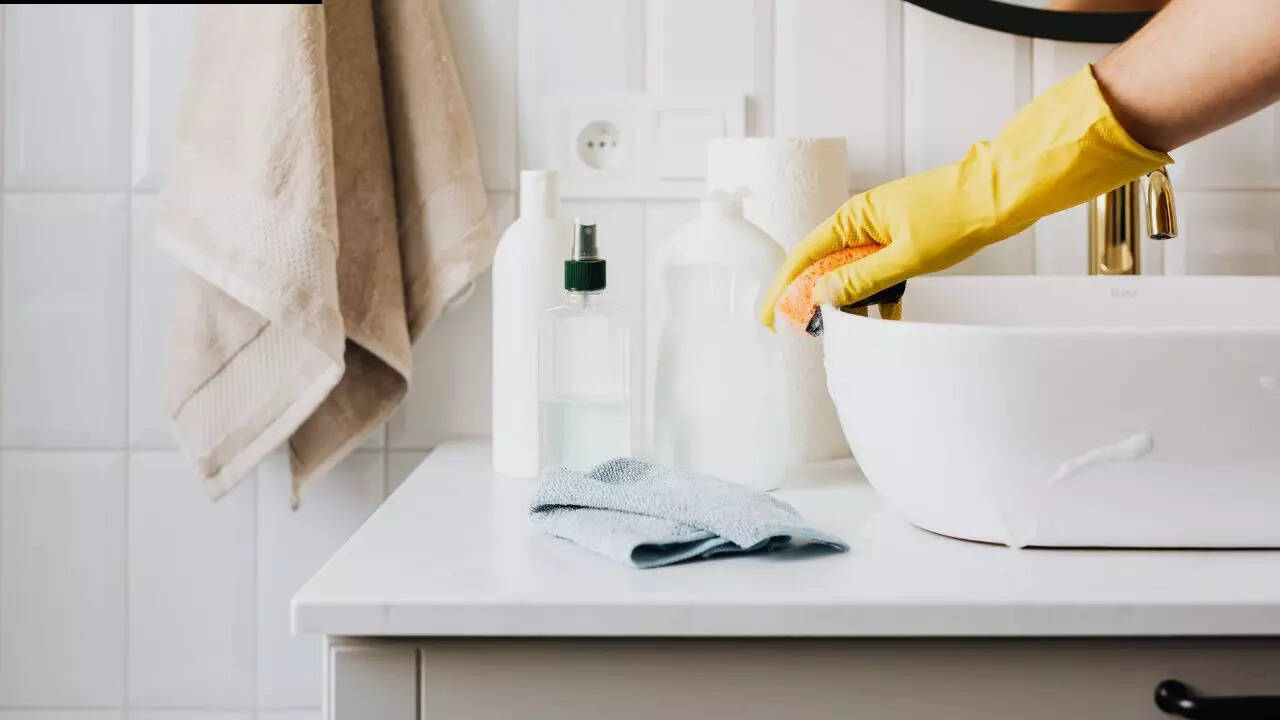 Clean your entire bathroom using this one simple ingredient