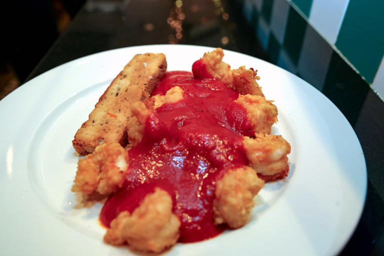 Famed LI eatery Vincent’s Clam Bar set to peddle celeb-loved red sauce ...