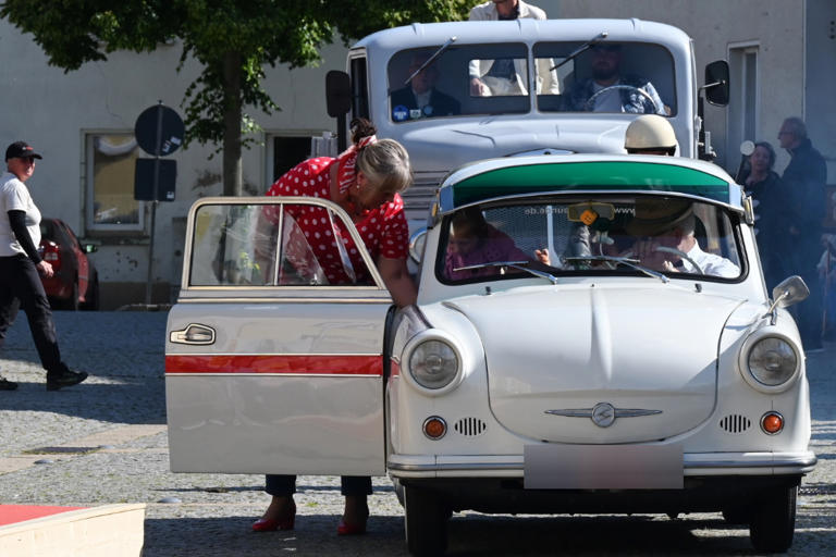 Haute couture, Oldtimer und Geld: Sächsischer Ort komplett im Zeitreise ...