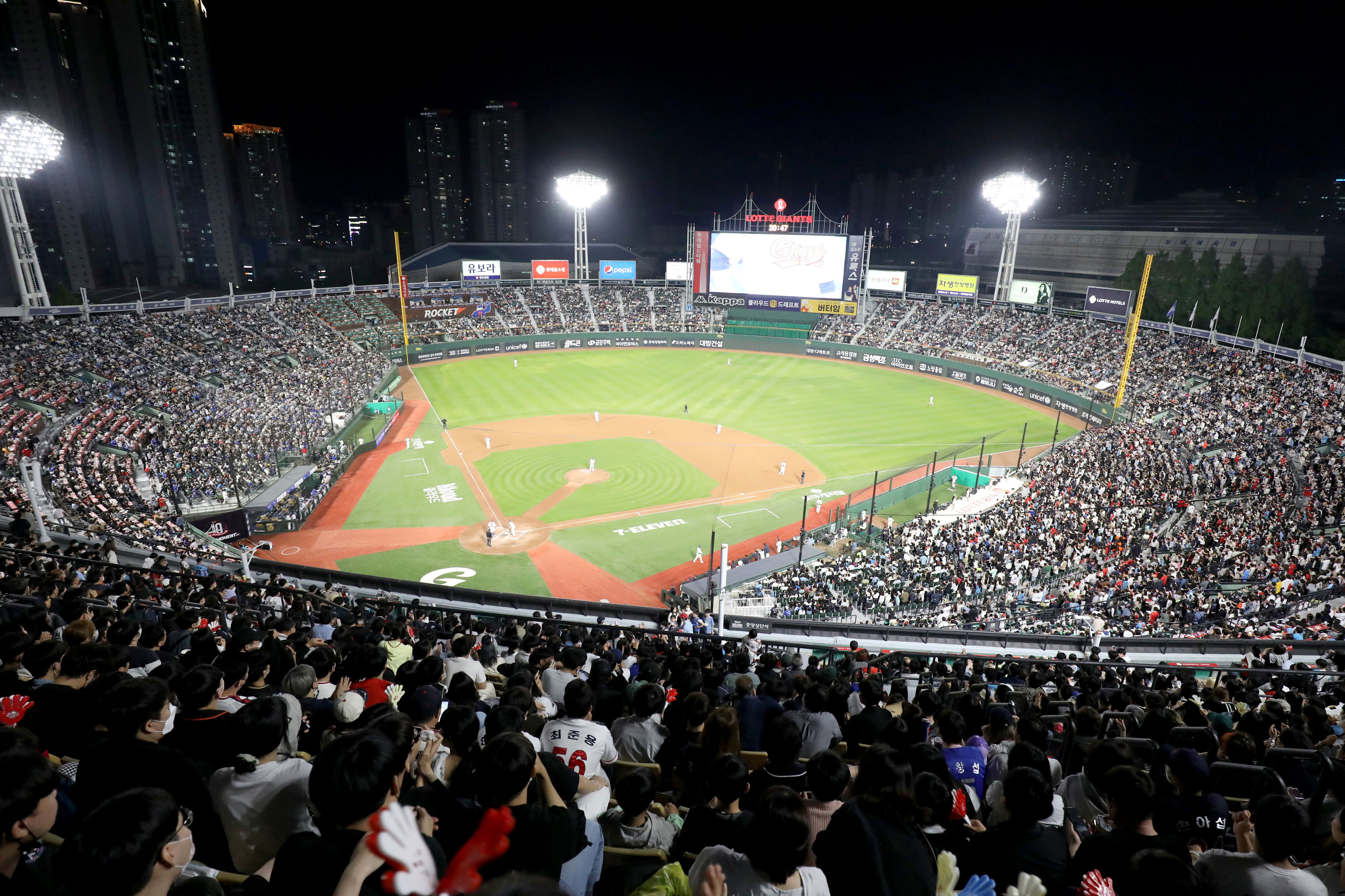 Lotte’s stadium sales surge, KIA’s decline