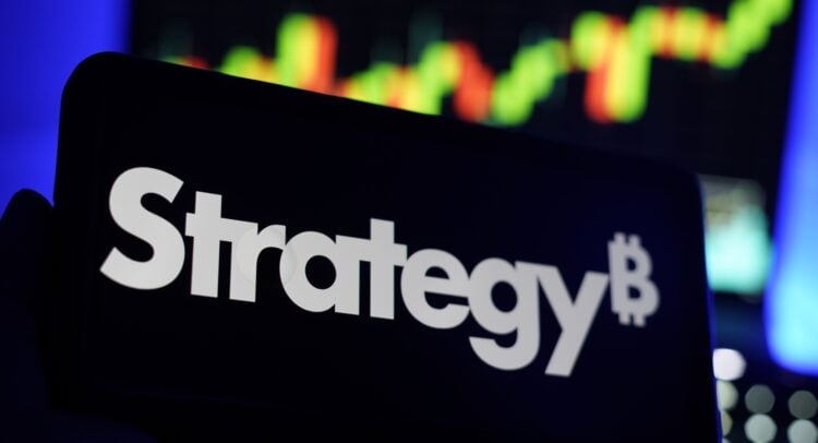 Strategy (MSTR) pauses Bitcoin purchases and builds cash reserves