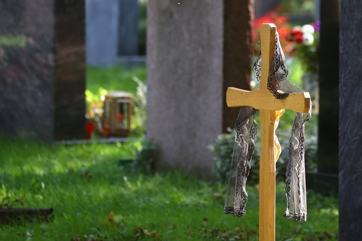 Hightech-Omi ermittelt: 73-Jährige findet Grabschmuck-Dieb dank GPS-Tracker