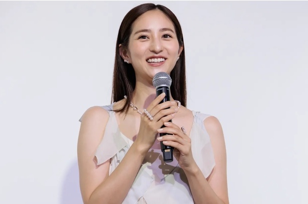 堀田茜、チャーミングなコーデでスカートから伸びるニーハイの美脚姿に「笑顔がイイ」「綺麗」と反響