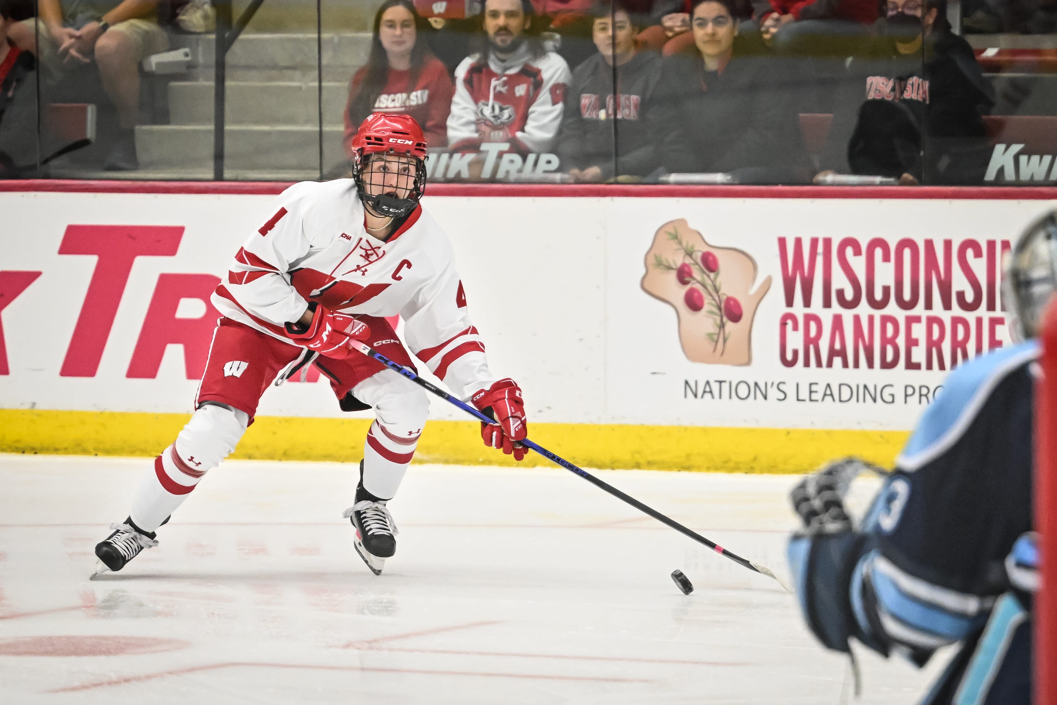 Badgers hold WCHA lead after impressive first half performance