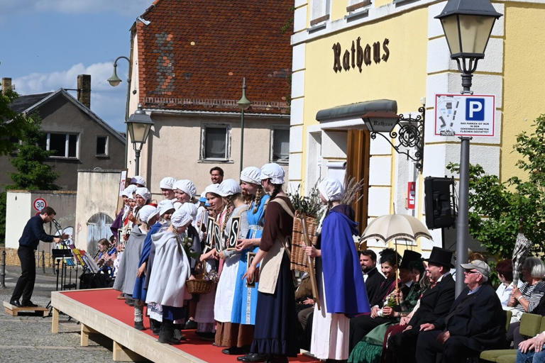 Haute couture, Oldtimer und Geld: Sächsischer Ort komplett im Zeitreise ...