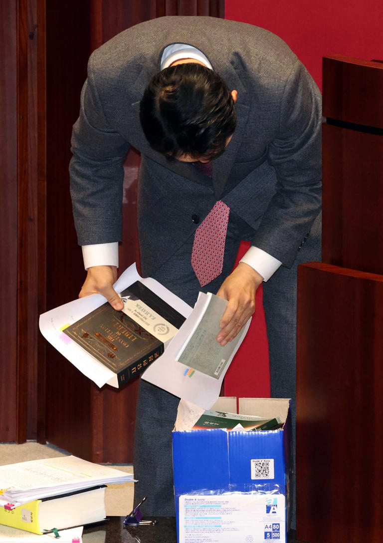 People Power Party leader breaks filibuster record in Democratic Party ...