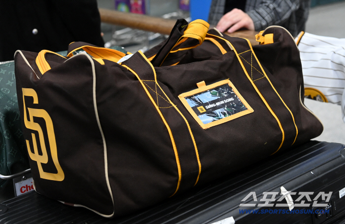 Song Seong-moon's San Diego Padres bag