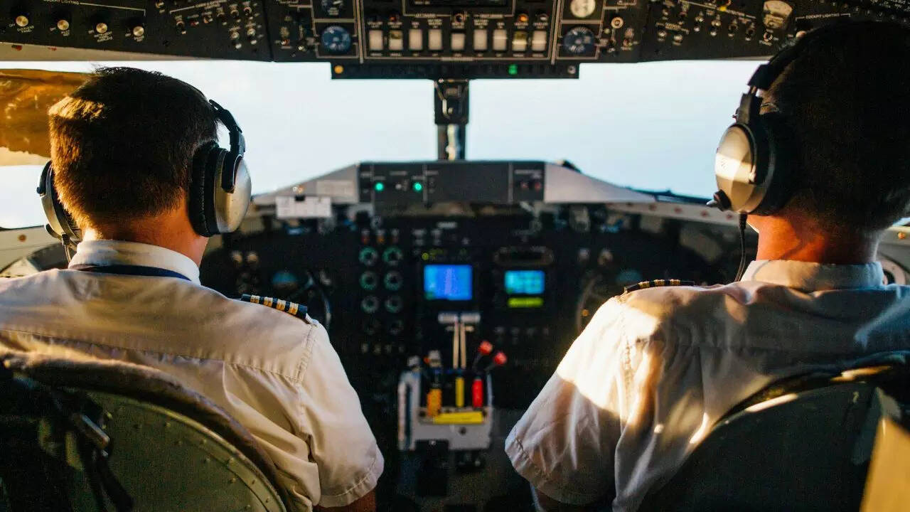 Pilot spots mysterious object hovering beside jet — air traffic control ...