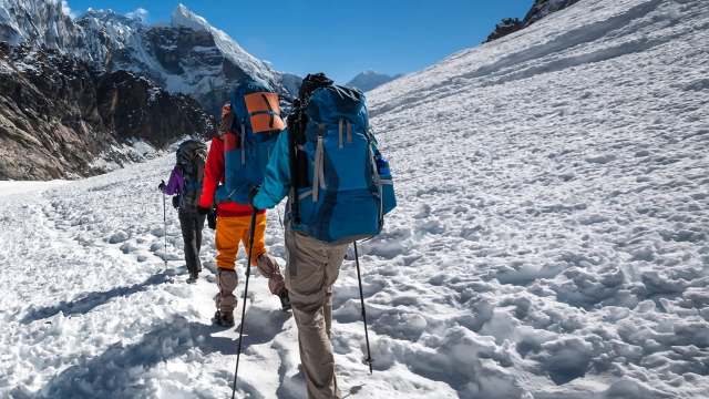 Hiker shares footage revealing disturbing reality atop Mount Everest ...