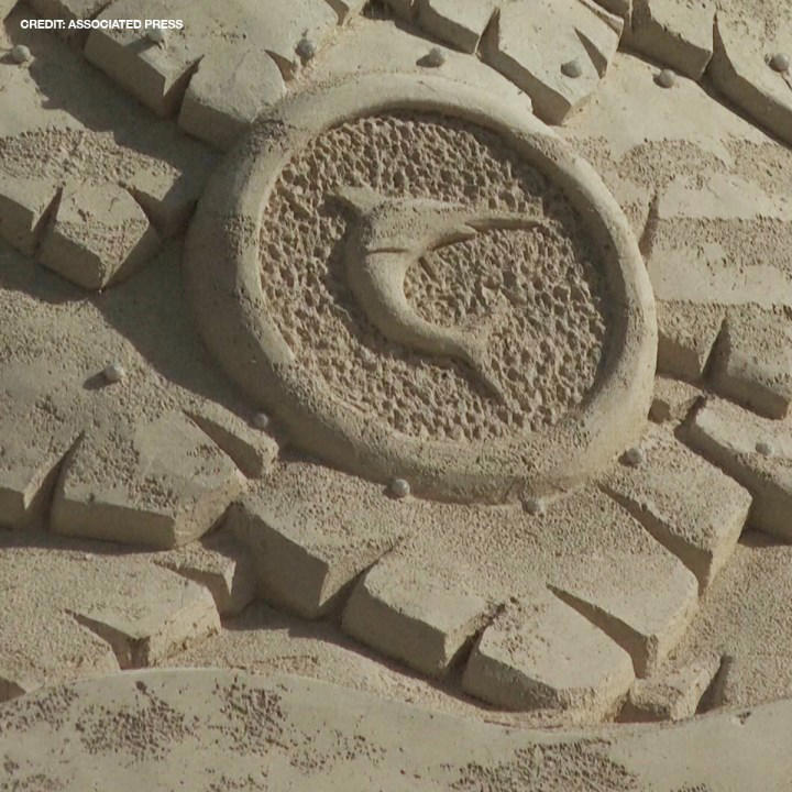 Sandi Tree, 700-ton holiday sand sculpture, dazzles Florida again in 2025