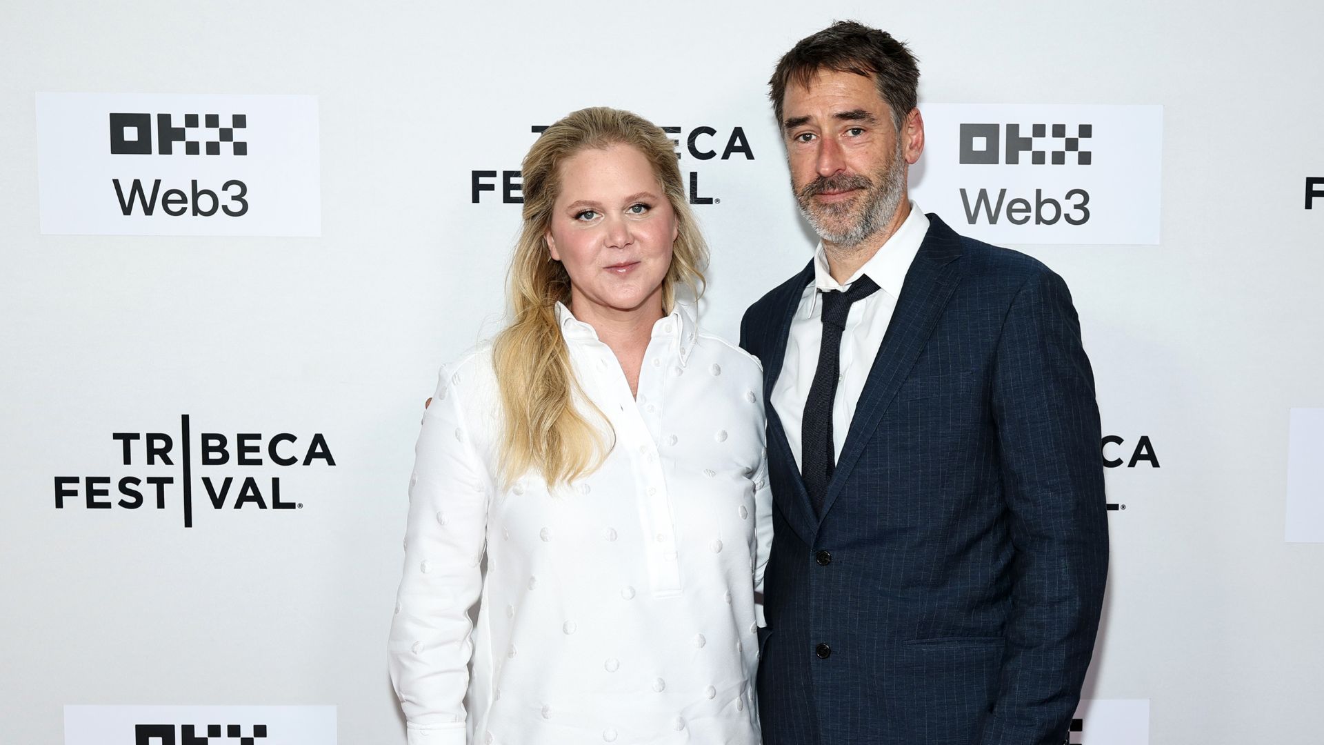 Amy Schumer habla sobre reírse durante 'Rock Bottom' tras confirmar su ...