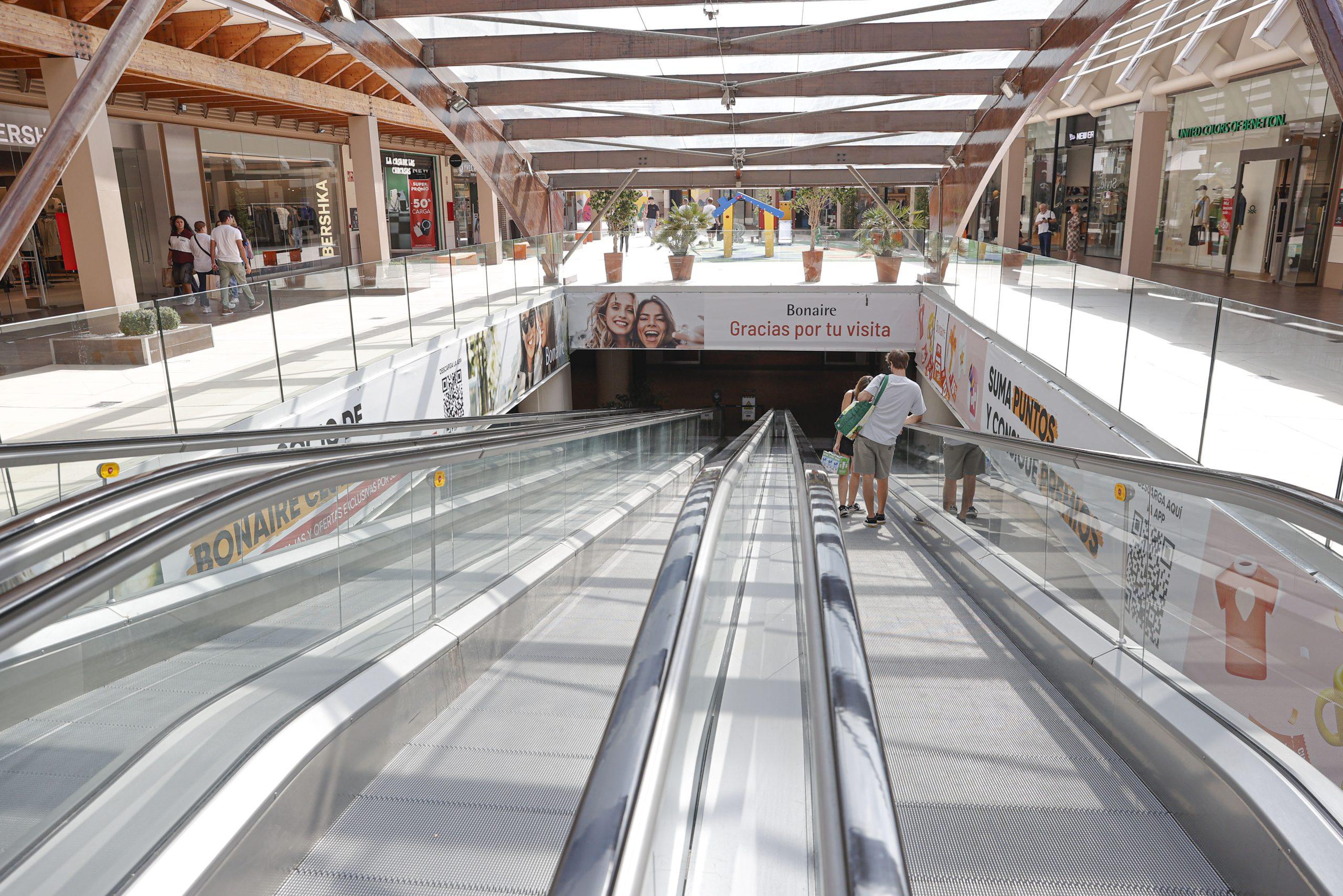 Rescatan a un bebé encerrado en un coche en el aparcamiento del centro ...