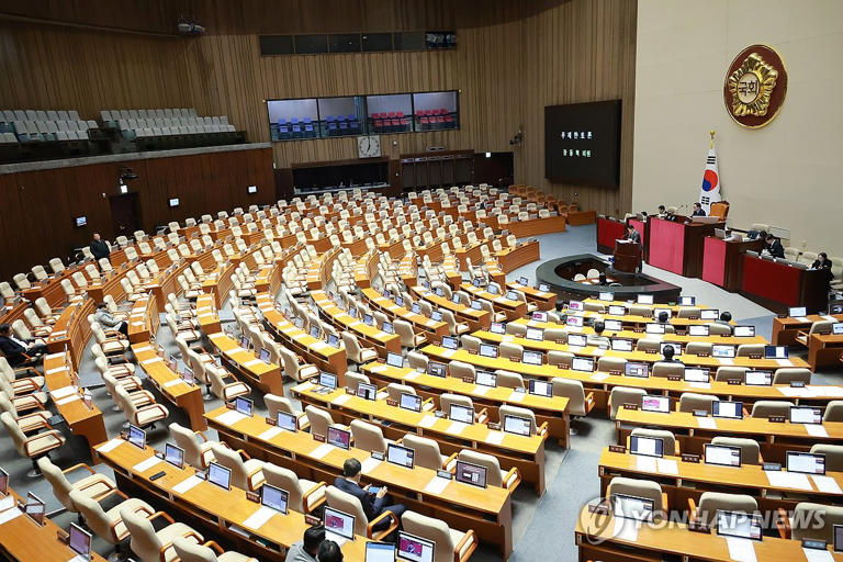 (Lead) Opposition leader's 24-hour filibuster breaks record