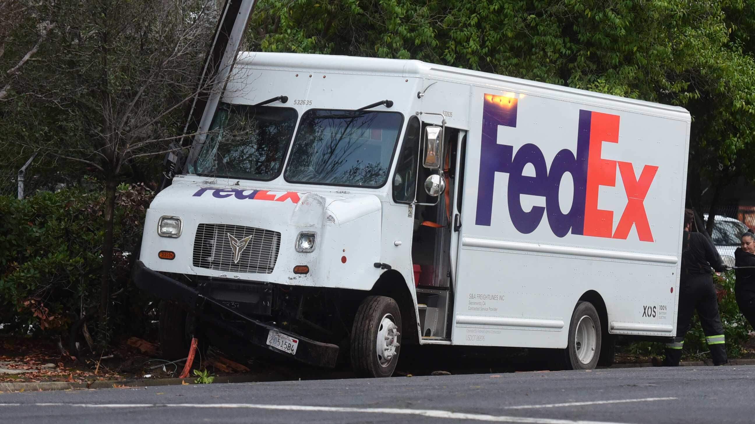 FedEx truck crash in Sacramento leads to outage, midtown freeway ramp ...