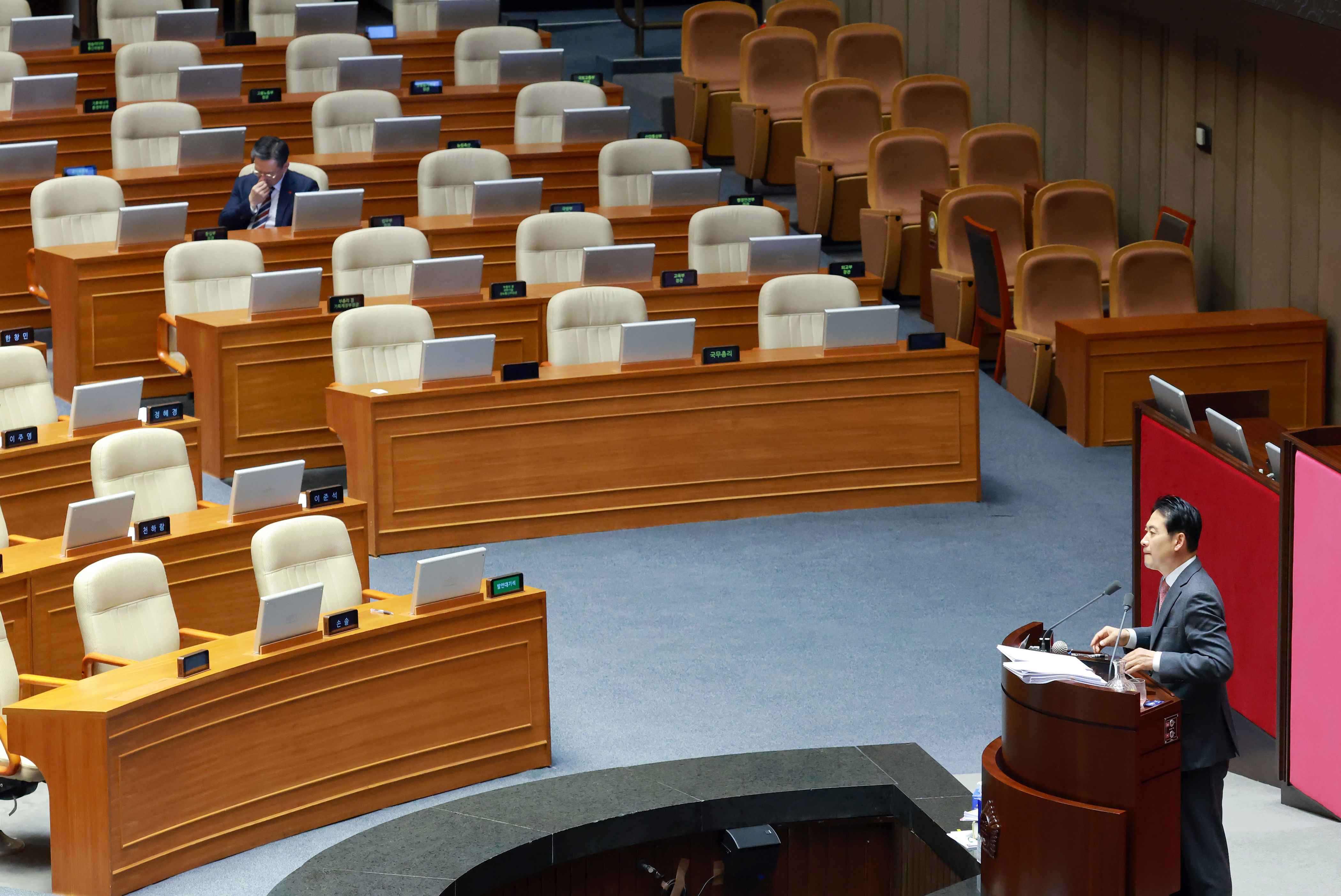 People Power Party leader breaks filibuster record, minister stays seated