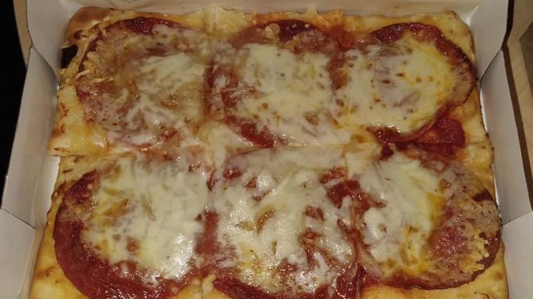 8 gas station chains with the best pizza, according to customer reviews