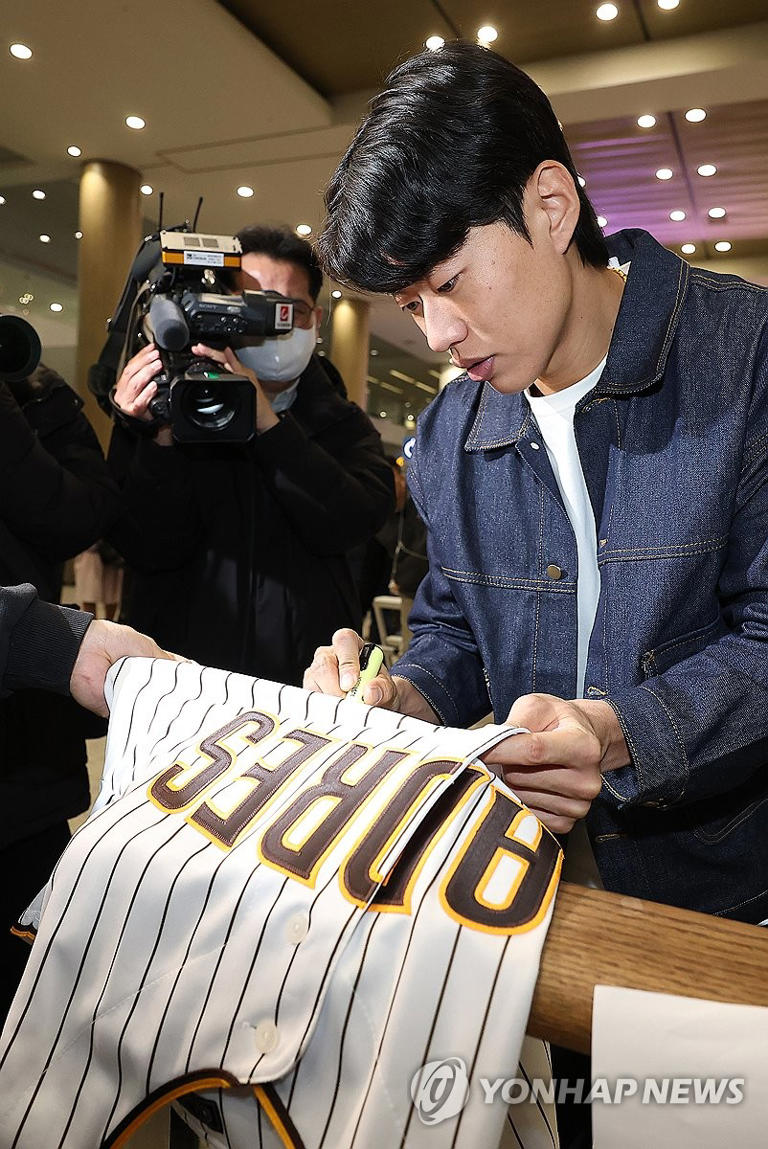 (LEAD) After years in KBO obscurity, Song Sung-mun lands MLB deal with ...