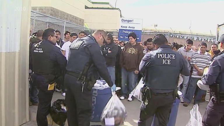 Illinois congressional leaders tour Broadview ICE facility months after ...