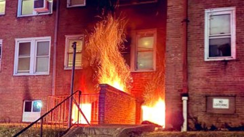 Man critically injured in Southeast DC apartment fire