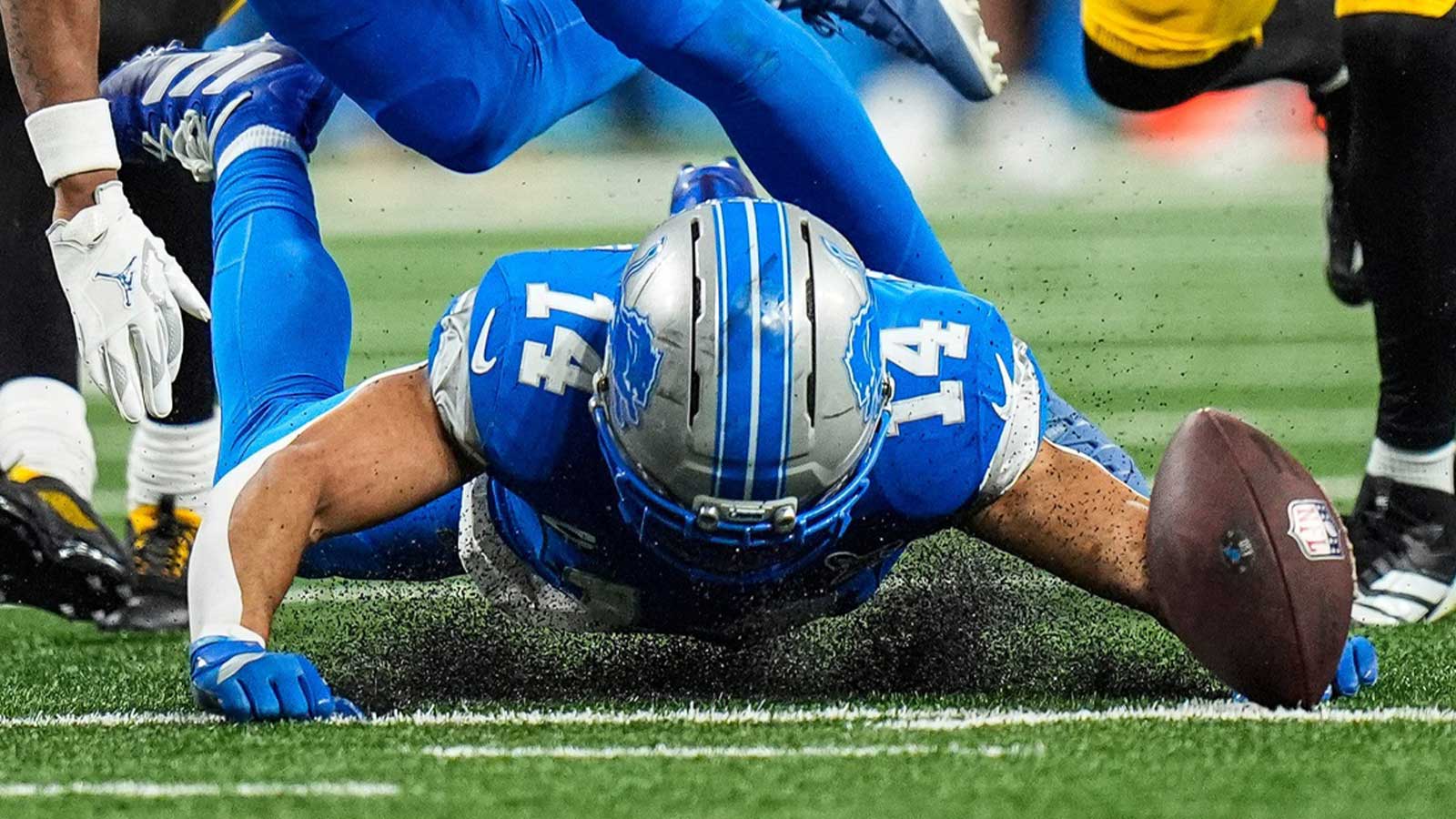 Lions’ Amon-Ra St. Brown non-participant at practice with knee injury