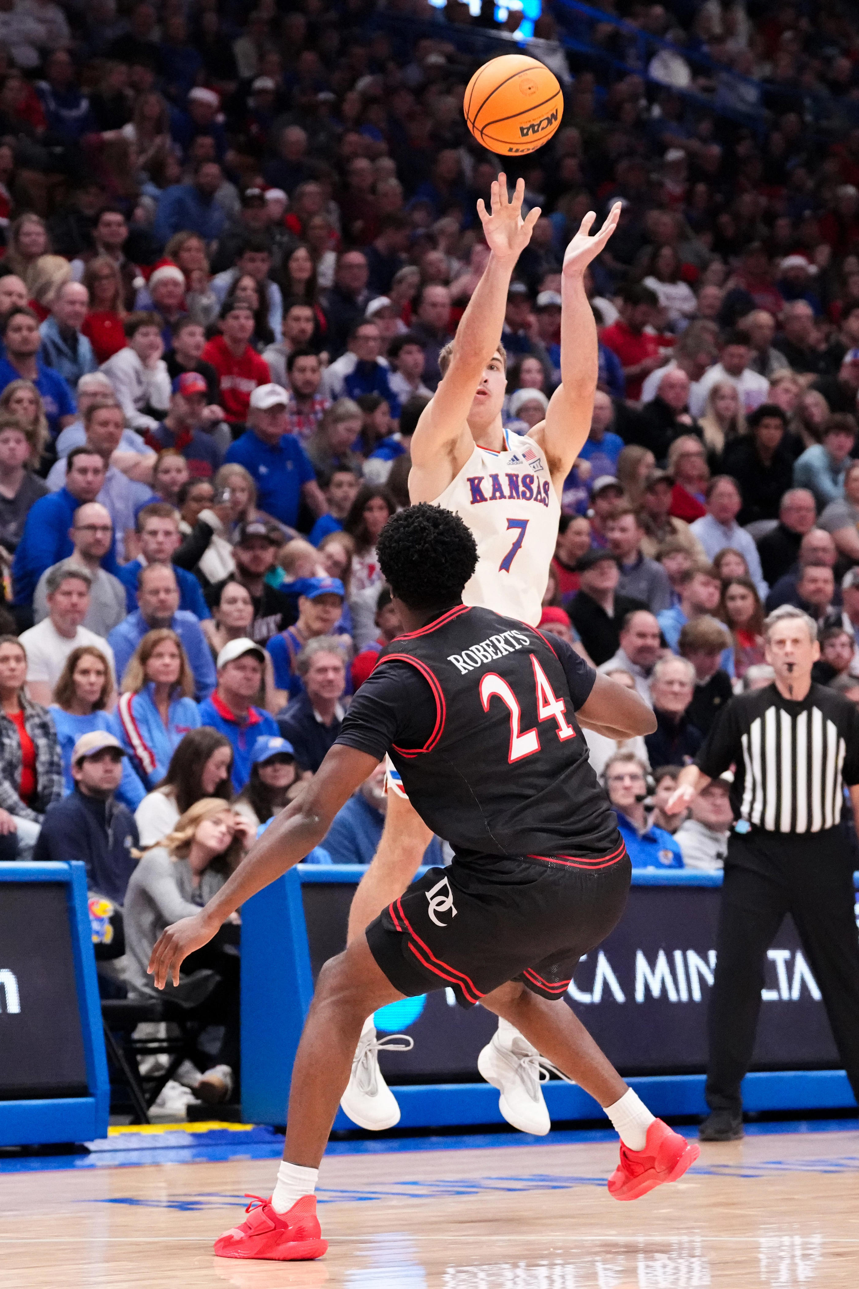 Kansas basketball’s Kohl Rosario sees 3s fall at just the right time