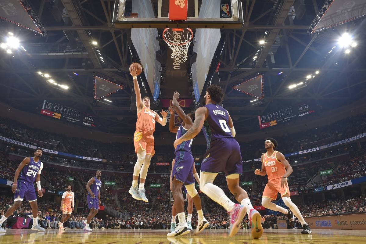 Mitchell scores 30 points as the Cavaliers beat the Hornets 139-132 to ...