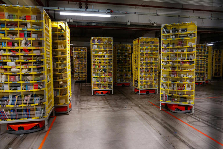 Dans un entrepôt robotisé d'Amazon, l'algorithme dicte la cadence des fêtes