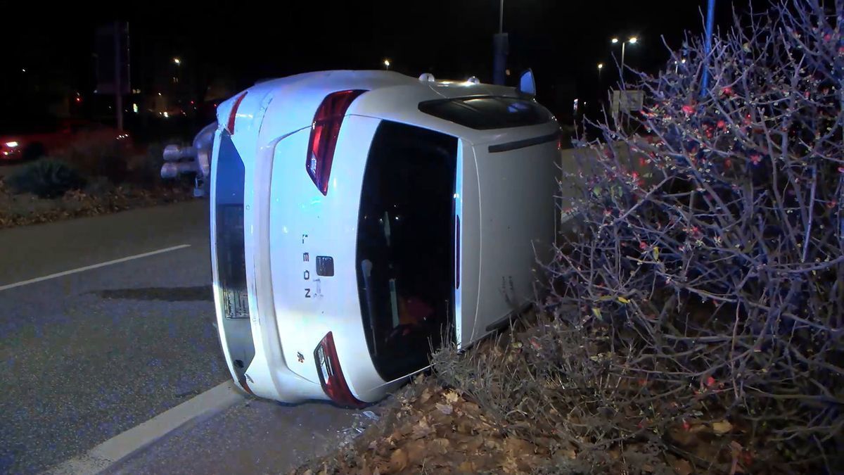 Vom Laster gefallen: Auto landet auf Radweg