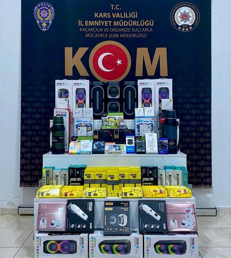 Kars’ta kaçakçılık operasyonu: Çok sayıda tütün ve elektronik malzeme ...