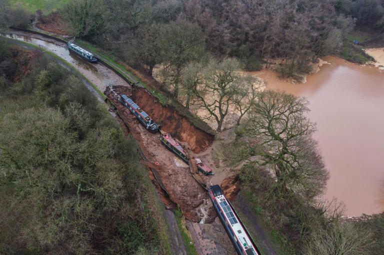'Titanic moment' say witnesses as boats fall into canal 'sinkhole'
