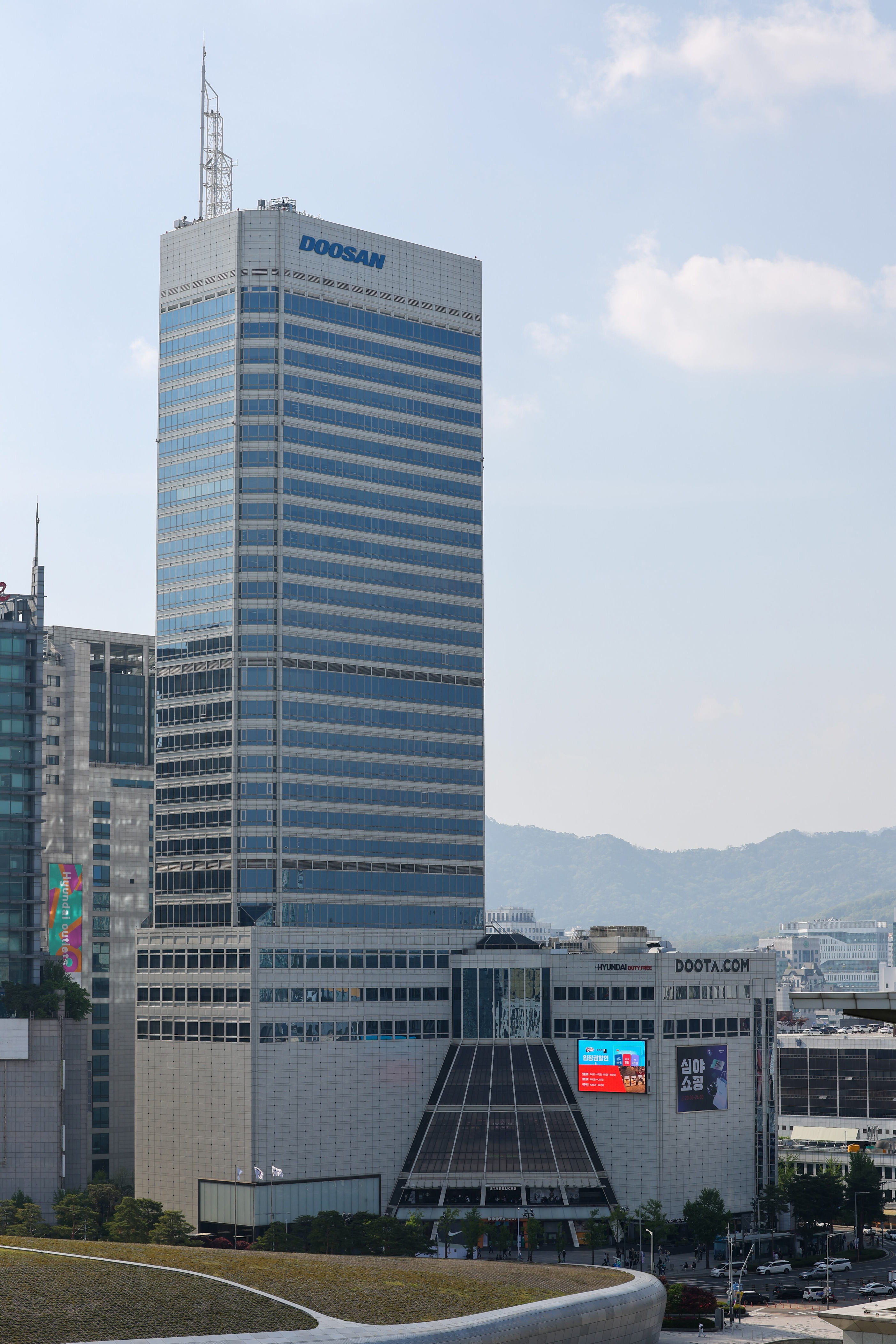 Doosan sells robotics stake for SK Siltron funds