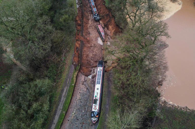 'Titanic moment' say witnesses as boats fall into canal 'sinkhole'