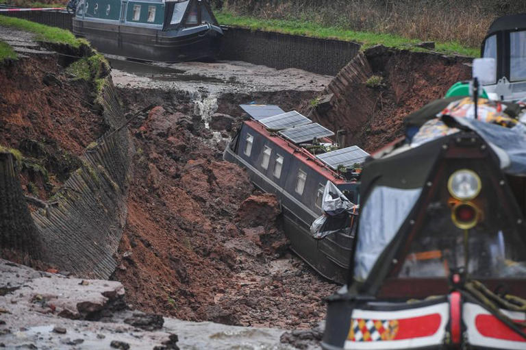'Titanic moment' say witnesses as boats fall into canal 'sinkhole'