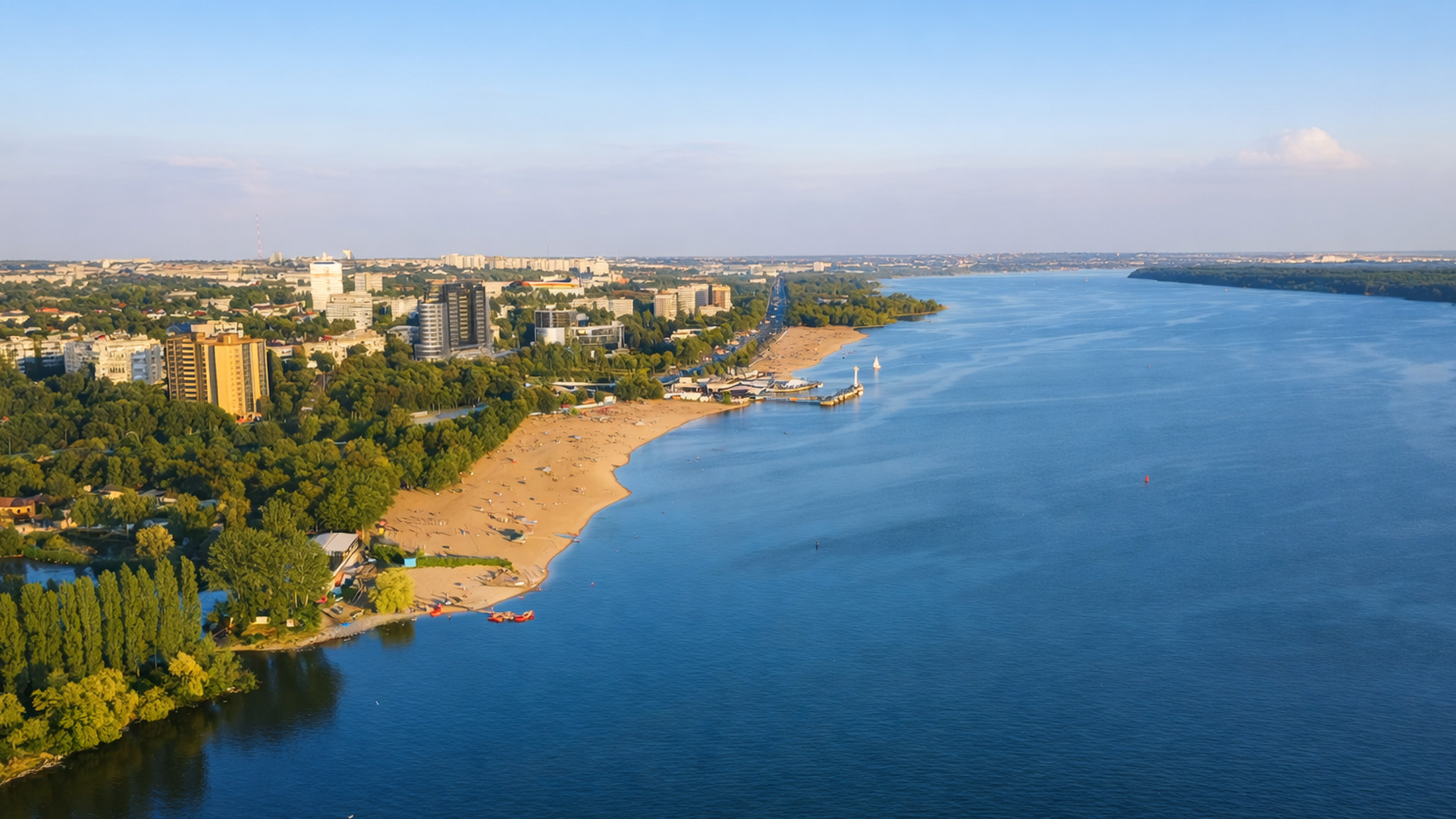 Stadsleven en rust aan de rivier