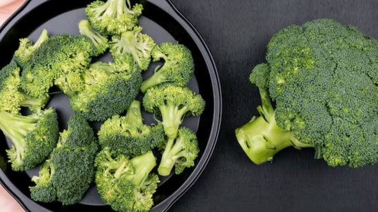 Steamed vs. roasted broccoli: Dietitian suggests which cooking method ...