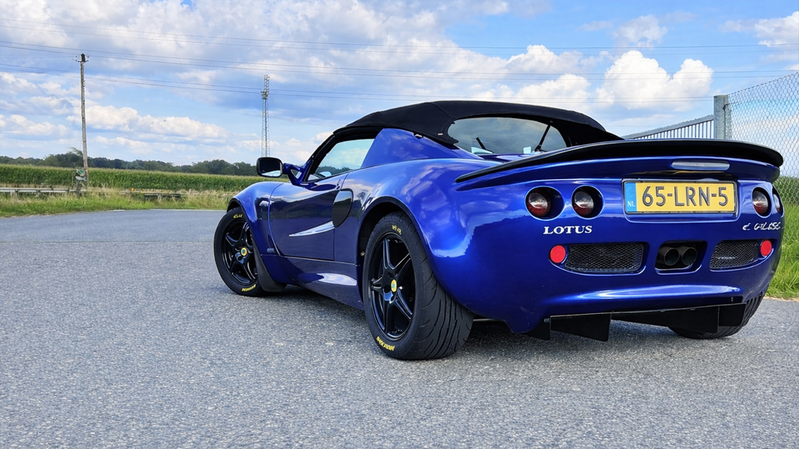 Old Lotus Elise goes crazy with Honda power